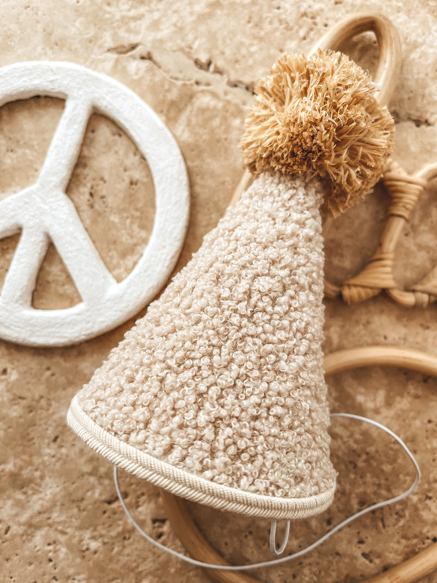 Boucle Beige Party Hat – Mac + Me