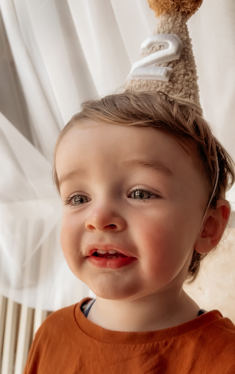 Boucle Beige Party Hat – Mac + Me